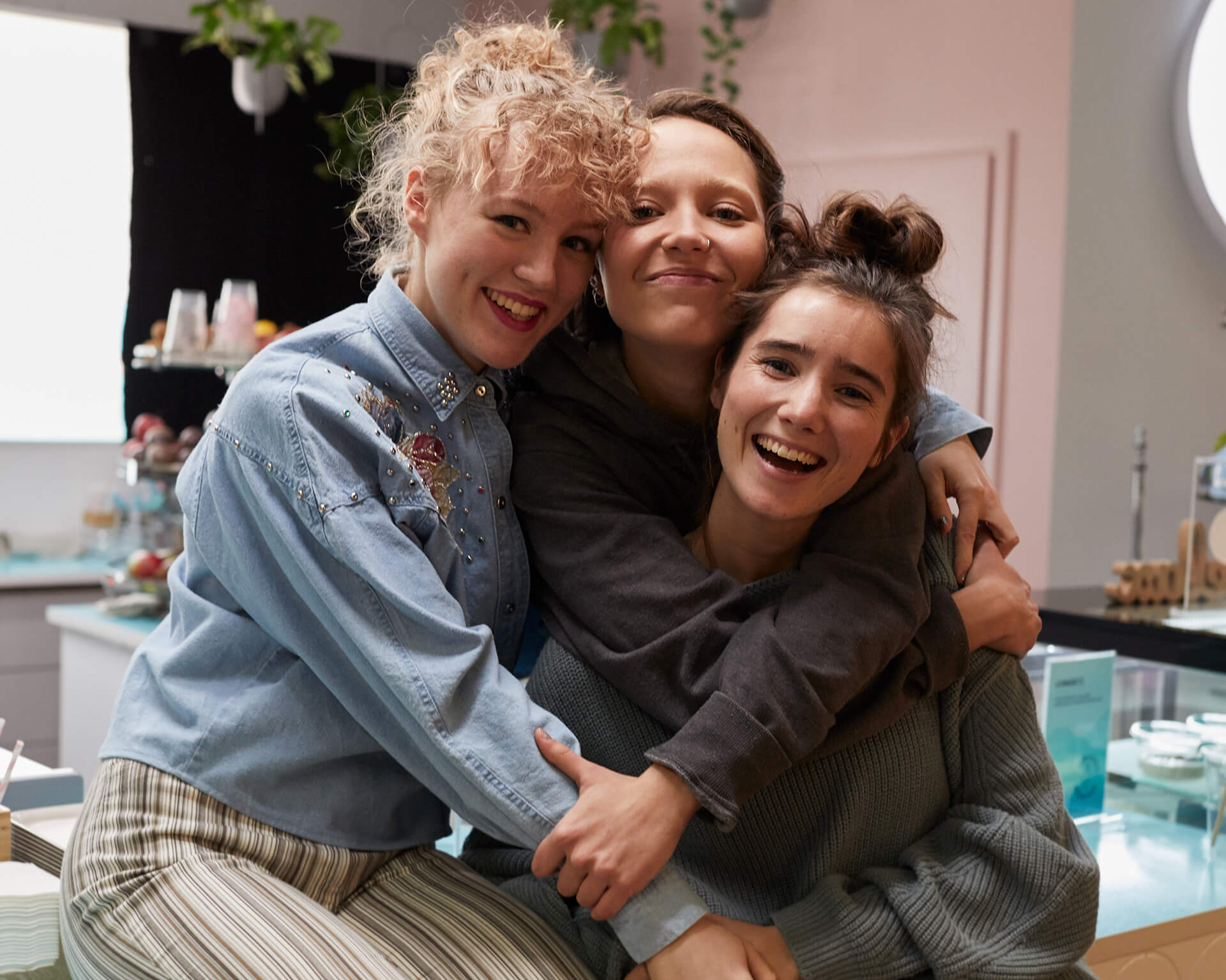 Ohjaaja Alli Haapasalon uusi elokuva nostaa teinityttöjen ajatukset ja ...